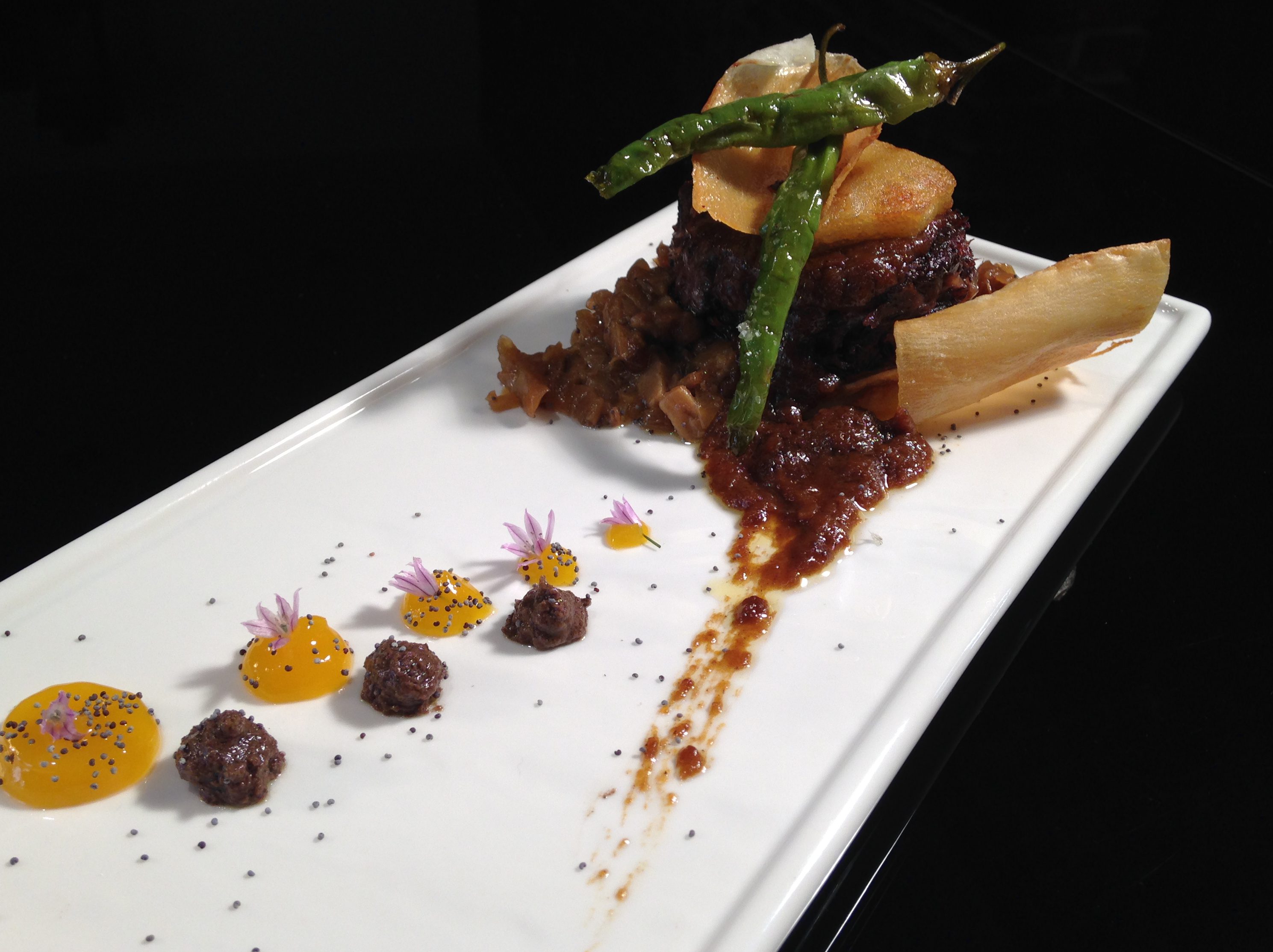 Rabo de ternera desmigado con hongos, yuca y coulis de mango y jengibre ...